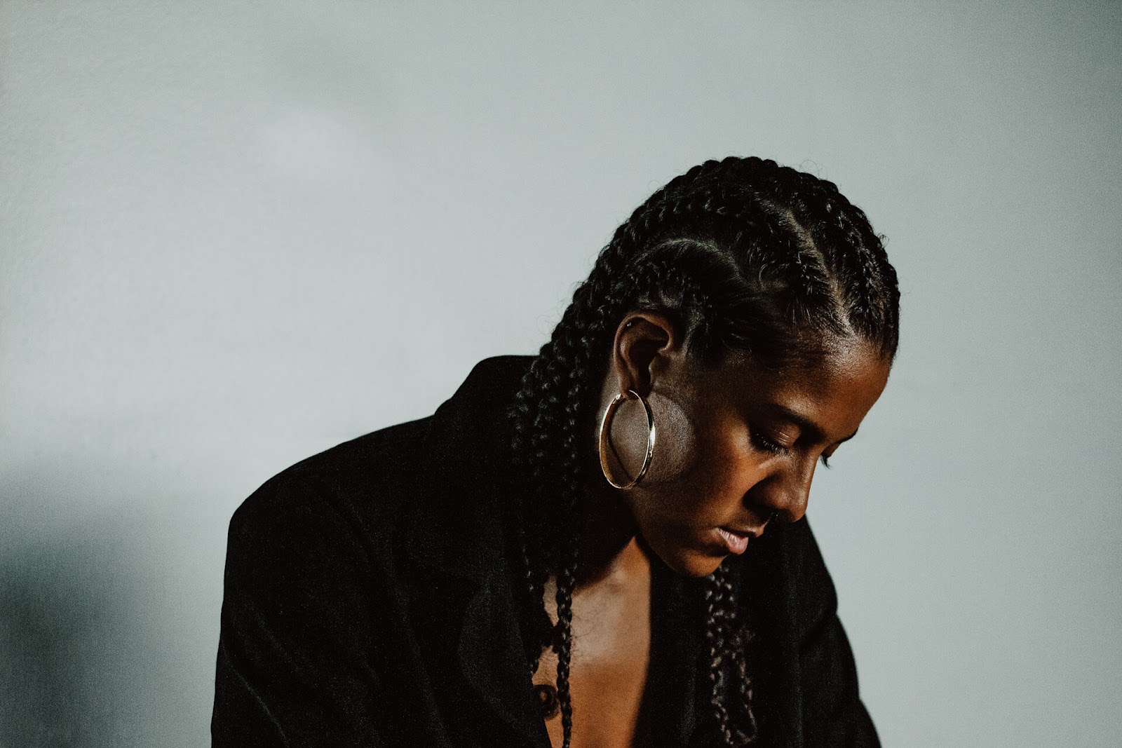 Convict Julie shares powerful album ‘Exquisite Pain’ – ROUNDHOUSE MUSIC